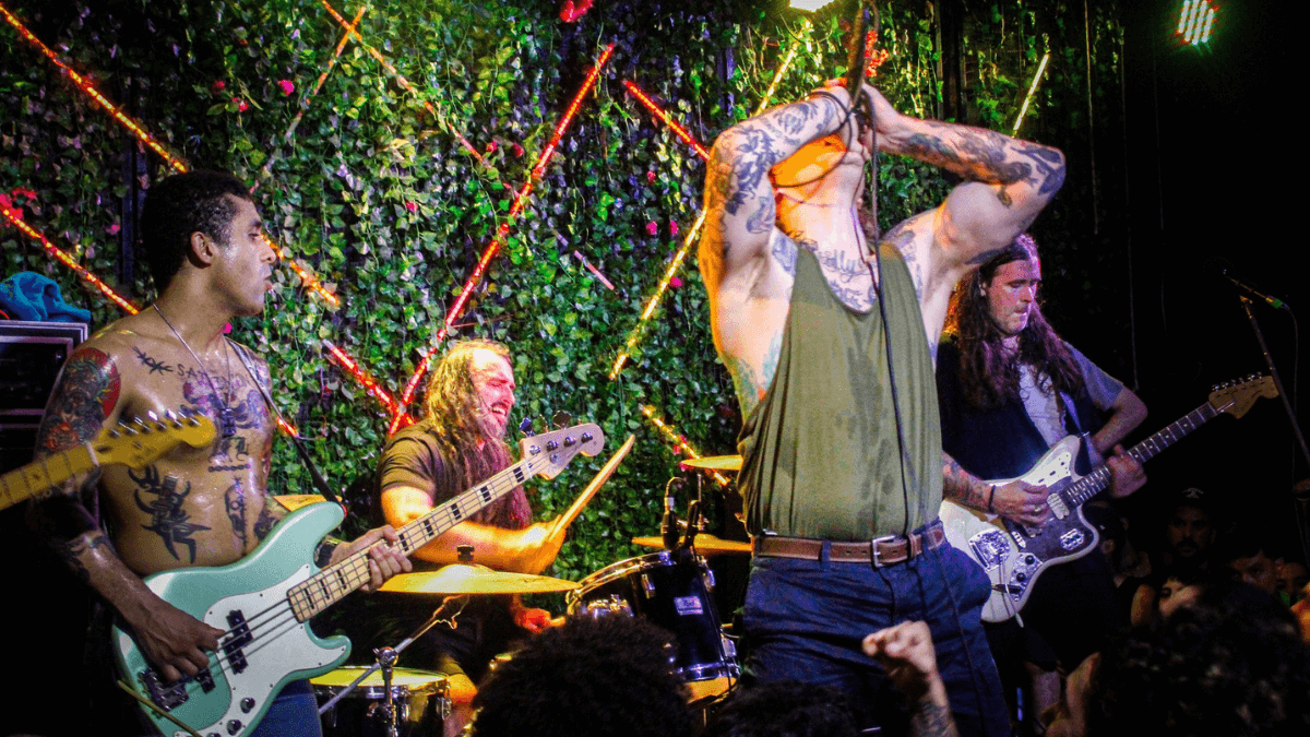 Angel Du$t e No Warning rasgam a Jai entre stage dives e calor extremo ...