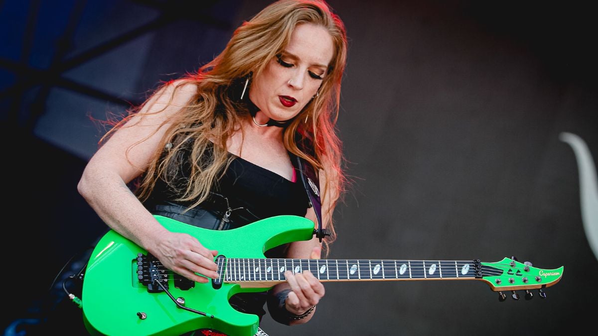 Burning Witches: Guitarrista Courtney Cox revela que faz turnê com três ...